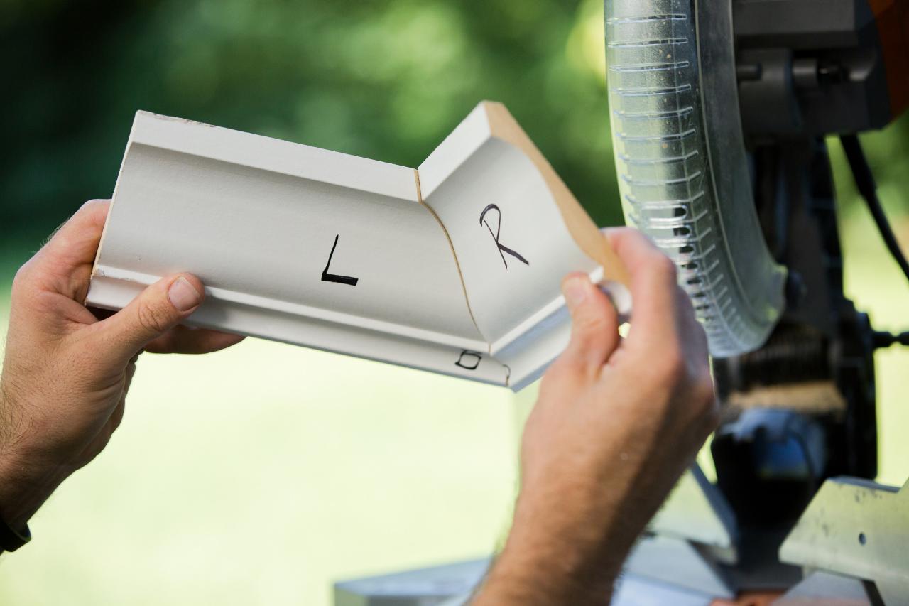 How to Install Crown Molding: A Step-by-Step Guide for Beginners ...
